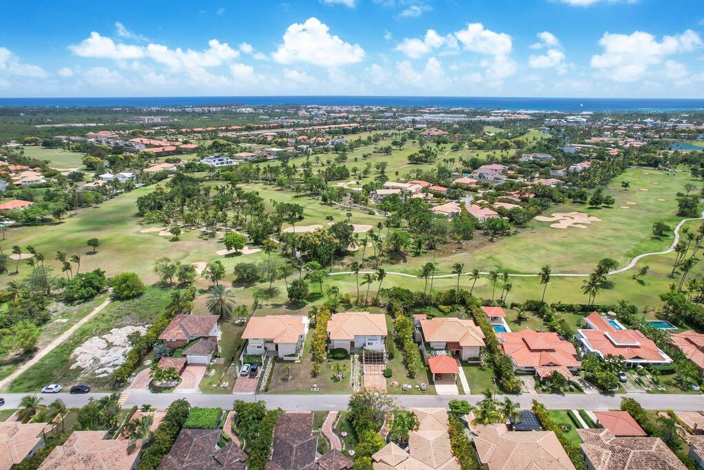 Family Villa in a Gated and Secure Cocotal Golf & Country Club