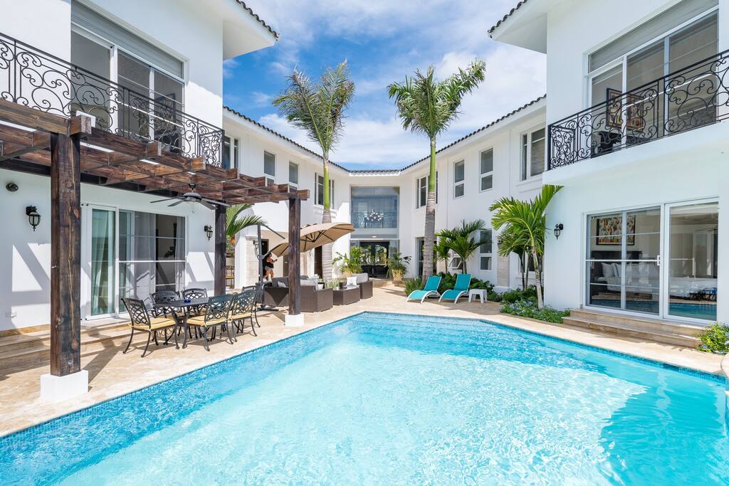 Huge Villa for Large Groups in Cocotal - Pool, Jacuzzi, Chef & Maid