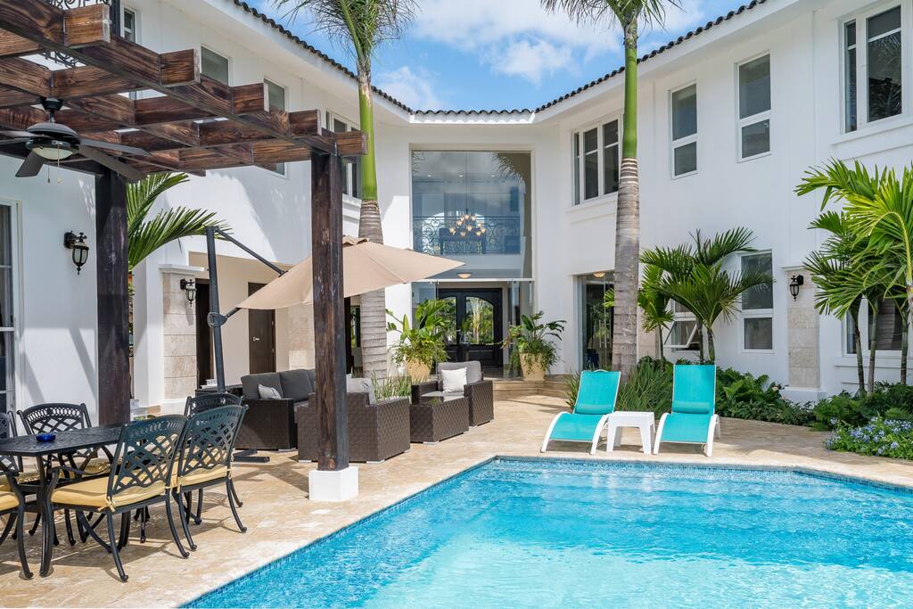 Huge Villa for Large Groups in Cocotal - Pool, Jacuzzi, Chef & Maid